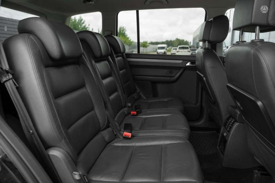 Black Volkswagen Touran 2013 in Vilnius, with an engine capacity of 1.39 L and mileage of 219 thousand km for 6600 €, photo 16 on AUTOMOTO.COM.LV