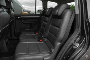 Black Volkswagen Touran 2013 in Vilnius, with an engine capacity of 1.39 L and mileage of 219 thousand km for 6600 €, photo 17 on AUTOMOTO.COM.LV