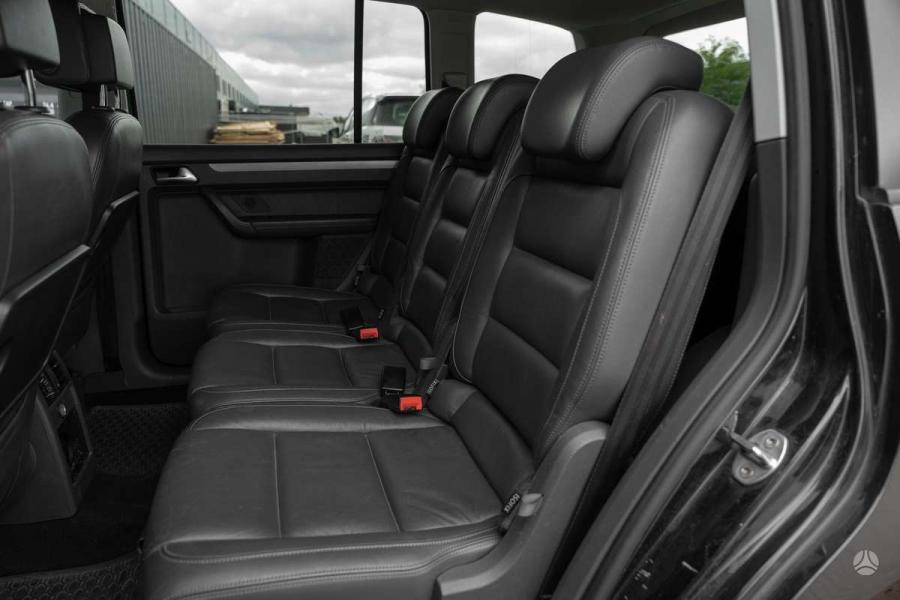 Black Volkswagen Touran 2013 in Vilnius, with an engine capacity of 1.39 L and mileage of 219 thousand km for 6600 €, photo 17 on AUTOMOTO.COM.LV