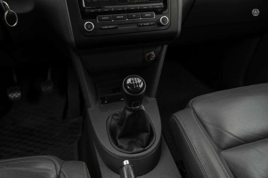 Black Volkswagen Touran 2013 in Vilnius, with an engine capacity of 1.39 L and mileage of 219 thousand km for 6600 €, photo 24 on AUTOMOTO.COM.LV