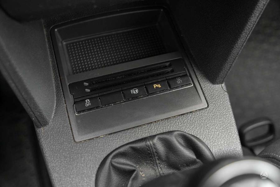 Black Volkswagen Touran 2013 in Vilnius, with an engine capacity of 1.39 L and mileage of 219 thousand km for 6600 €, photo 27 on AUTOMOTO.COM.LV