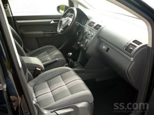 Black Volkswagen Touran 2013 in Cesis, with an engine capacity of 1.60 L and mileage of 0 thousand km for 7200 €, photo 11 on AUTOMOTO.COM.LV