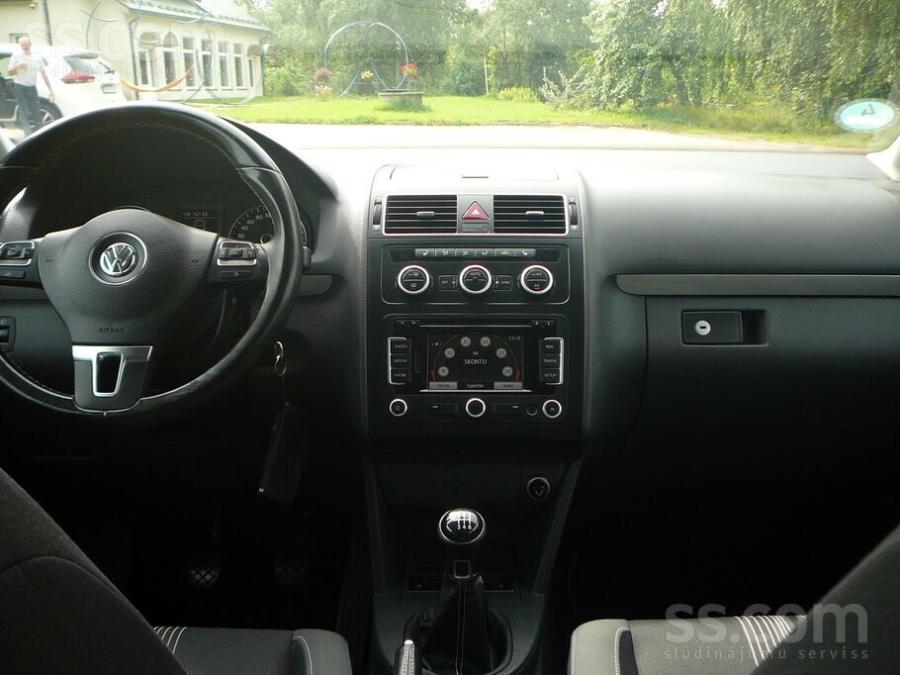 Black Volkswagen Touran 2013 in Cesis, with an engine capacity of 1.60 L and mileage of 0 thousand km for 7200 €, photo 13 on AUTOMOTO.COM.LV
