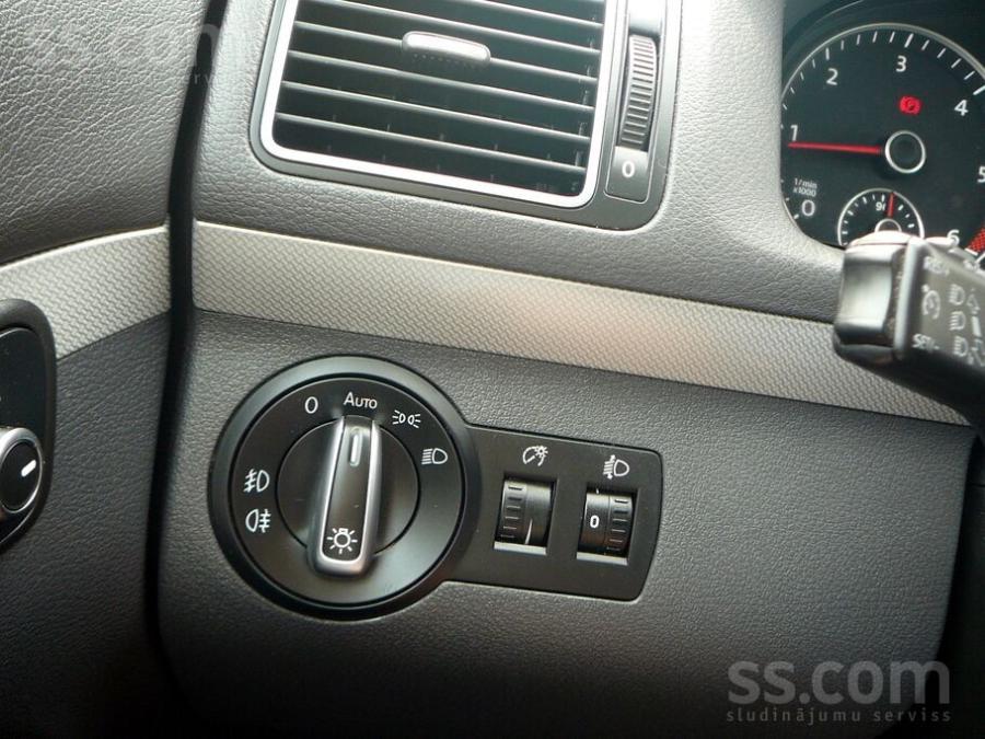 Black Volkswagen Touran 2013 in Cesis, with an engine capacity of 1.60 L and mileage of 0 thousand km for 7200 €, photo 19 on AUTOMOTO.COM.LV