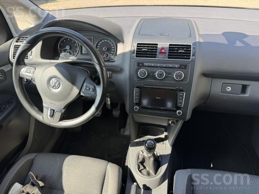 Black Volkswagen Touran 2013 in Riga, with an engine capacity of 1.40 L and mileage of 225 thousand km for 7850 €, photo 11 on AUTOMOTO.COM.LV