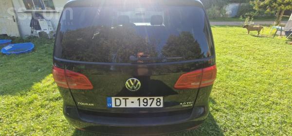 Black Volkswagen Touran 2013 in Riga, with an engine capacity of 2.00 L and mileage of 320 thousand km for 5250 €, photo 3 on AUTOMOTO.COM.LV