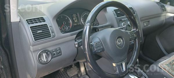 Black Volkswagen Touran 2013 in Riga, with an engine capacity of 2.00 L and mileage of 352 thousand km for 4800 €, photo 11 on AUTOMOTO.COM.LV