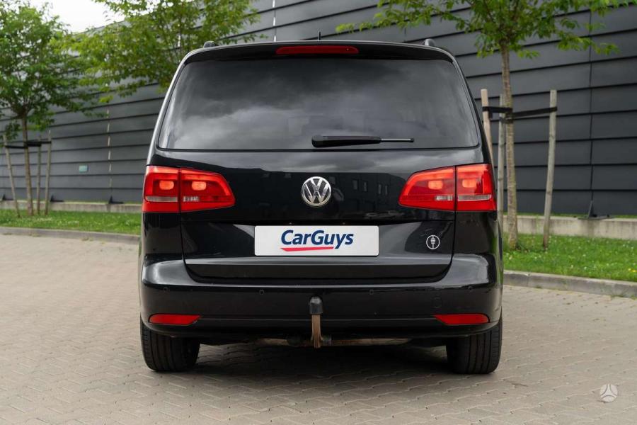 Black Volkswagen Touran 2013 in Vilnius, with an engine capacity of 1.39 L and mileage of 219 thousand km for 5850 €, photo 7 on AUTOMOTO.COM.LV