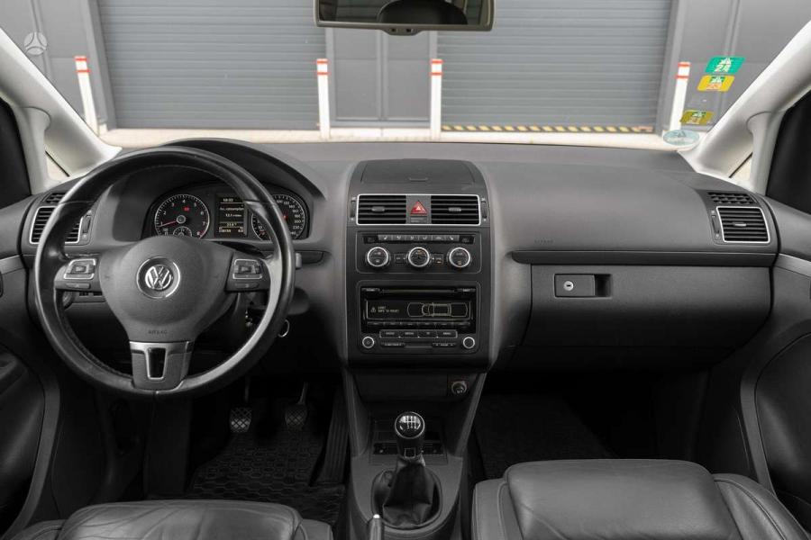 Black Volkswagen Touran 2013 in Vilnius, with an engine capacity of 1.39 L and mileage of 219 thousand km for 5850 €, photo 14 on AUTOMOTO.COM.LV