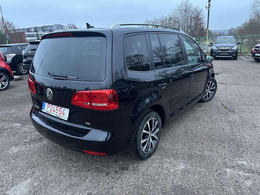 Melns Volkswagen Touran 2014 Alīta, ar dzinēja tilpumu 1.60 L un nobraukumu 277 tūkst. km par 7700 €, foto 3 vietnē AUTOMOTO.COM.LV