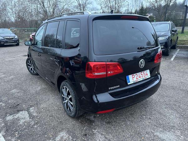 Melns Volkswagen Touran 2014 Alīta, ar dzinēja tilpumu 1.60 L un nobraukumu 277 tūkst. km par 7700 €, foto 4 vietnē AUTOMOTO.COM.LV