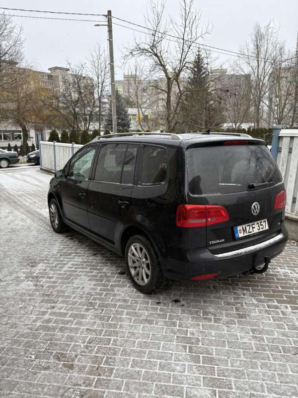 Black Volkswagen Touran 2014 in Kaunas, with an engine capacity of 1.60 L and mileage of 222 thousand km for 6500 €, photo 2 on AUTOMOTO.COM.LV