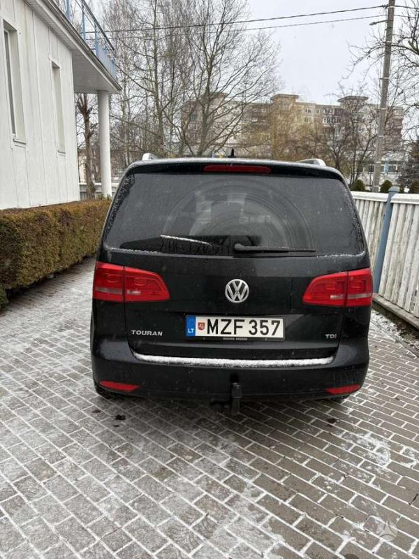 Black Volkswagen Touran 2014 in Kaunas, with an engine capacity of 1.60 L and mileage of 222 thousand km for 6500 €, photo 3 on AUTOMOTO.COM.LV