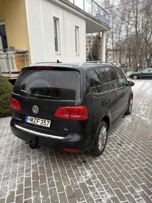 Melns Volkswagen Touran 2014 Kauņa, ar dzinēja tilpumu 1.60 L un nobraukumu 222 tūkst. km par 6500 €, foto 4 vietnē AUTOMOTO.COM.LV