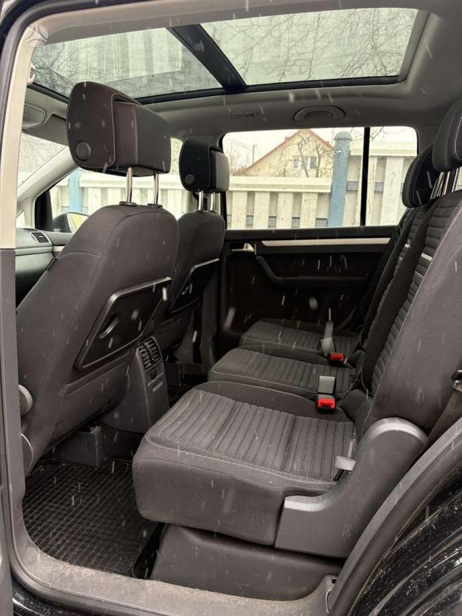 Melns Volkswagen Touran 2014 Kauņa, ar dzinēja tilpumu 1.60 L un nobraukumu 222 tūkst. km par 6500 €, foto 8 vietnē AUTOMOTO.COM.LV