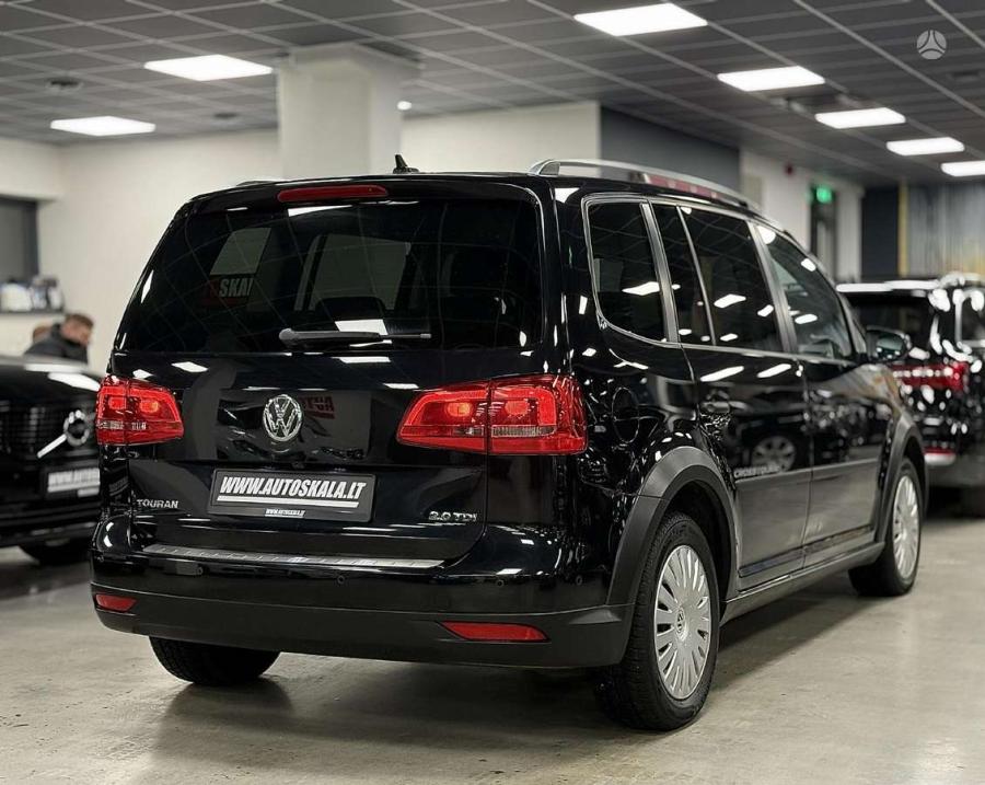 Melns Volkswagen Touran 2014 Klaipėda, ar dzinēja tilpumu 2.00 L un nobraukumu 183 tūkst. km par 8950 €, foto 2 vietnē AUTOMOTO.COM.LV