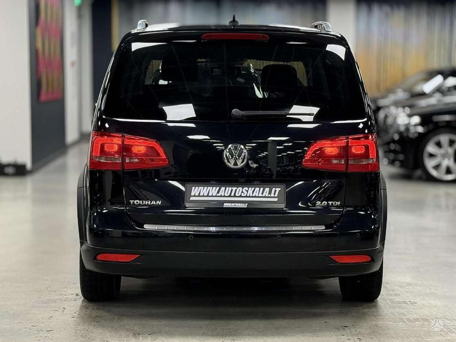 Melns Volkswagen Touran 2014 Klaipėda, ar dzinēja tilpumu 2.00 L un nobraukumu 183 tūkst. km par 8950 €, foto 31 vietnē AUTOMOTO.COM.LV
