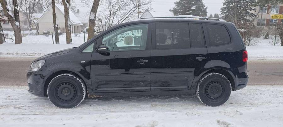 Black Volkswagen Touran 2014 in Utena, with an engine capacity of 1.60 L and mileage of 202 thousand km for 4950 €, photo 2 on AUTOMOTO.COM.LV