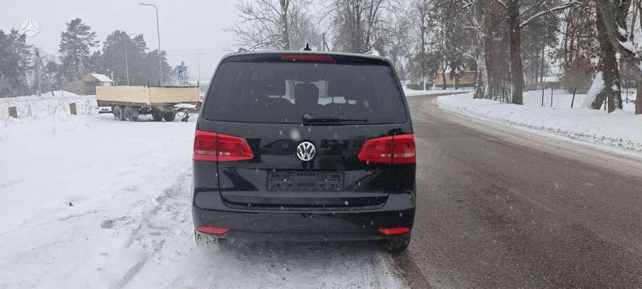 Black Volkswagen Touran 2014 in Utena, with an engine capacity of 1.60 L and mileage of 202 thousand km for 4950 €, photo 4 on AUTOMOTO.COM.LV