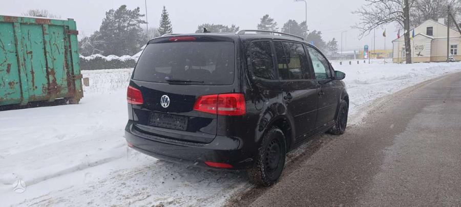Black Volkswagen Touran 2014 in Utena, with an engine capacity of 1.60 L and mileage of 202 thousand km for 4950 €, photo 5 on AUTOMOTO.COM.LV