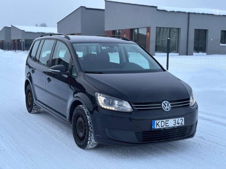 Melns Volkswagen Touran 2014 Viļņa, ar dzinēja tilpumu 1.60 L un nobraukumu 310 tūkst. km par 7500 €, foto 7 vietnē AUTOMOTO.COM.LV