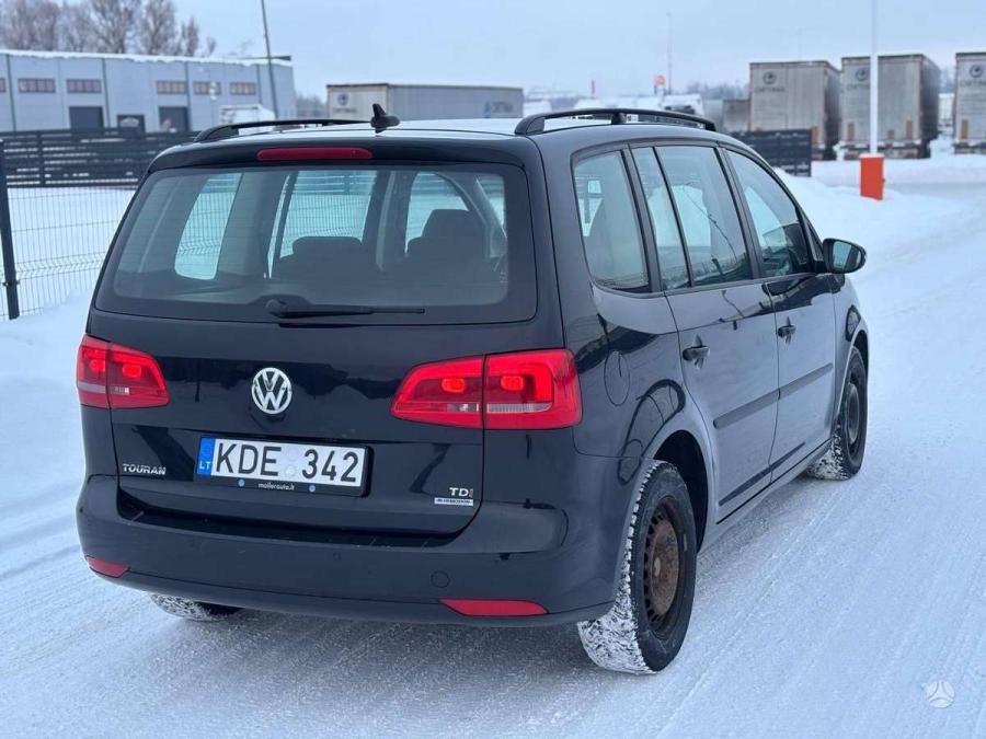 Melns Volkswagen Touran 2014 Viļņa, ar dzinēja tilpumu 1.60 L un nobraukumu 310 tūkst. km par 7500 €, foto 8 vietnē AUTOMOTO.COM.LV