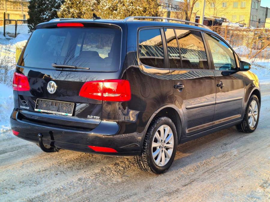 Melns Volkswagen Touran 2014 Kauņa, ar dzinēja tilpumu 1.97 L un nobraukumu 290 tūkst. km par 6650 €, foto 4 vietnē AUTOMOTO.COM.LV