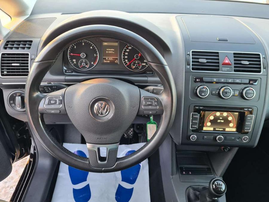 Melns Volkswagen Touran 2014 Kauņa, ar dzinēja tilpumu 1.97 L un nobraukumu 290 tūkst. km par 6650 €, foto 23 vietnē AUTOMOTO.COM.LV