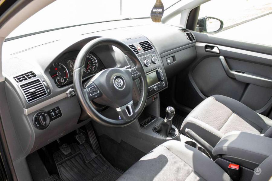 Melns Volkswagen Touran 2014 Kauņa, ar dzinēja tilpumu 1.60 L un nobraukumu 268 tūkst. km par 6200 €, foto 8 vietnē AUTOMOTO.COM.LV