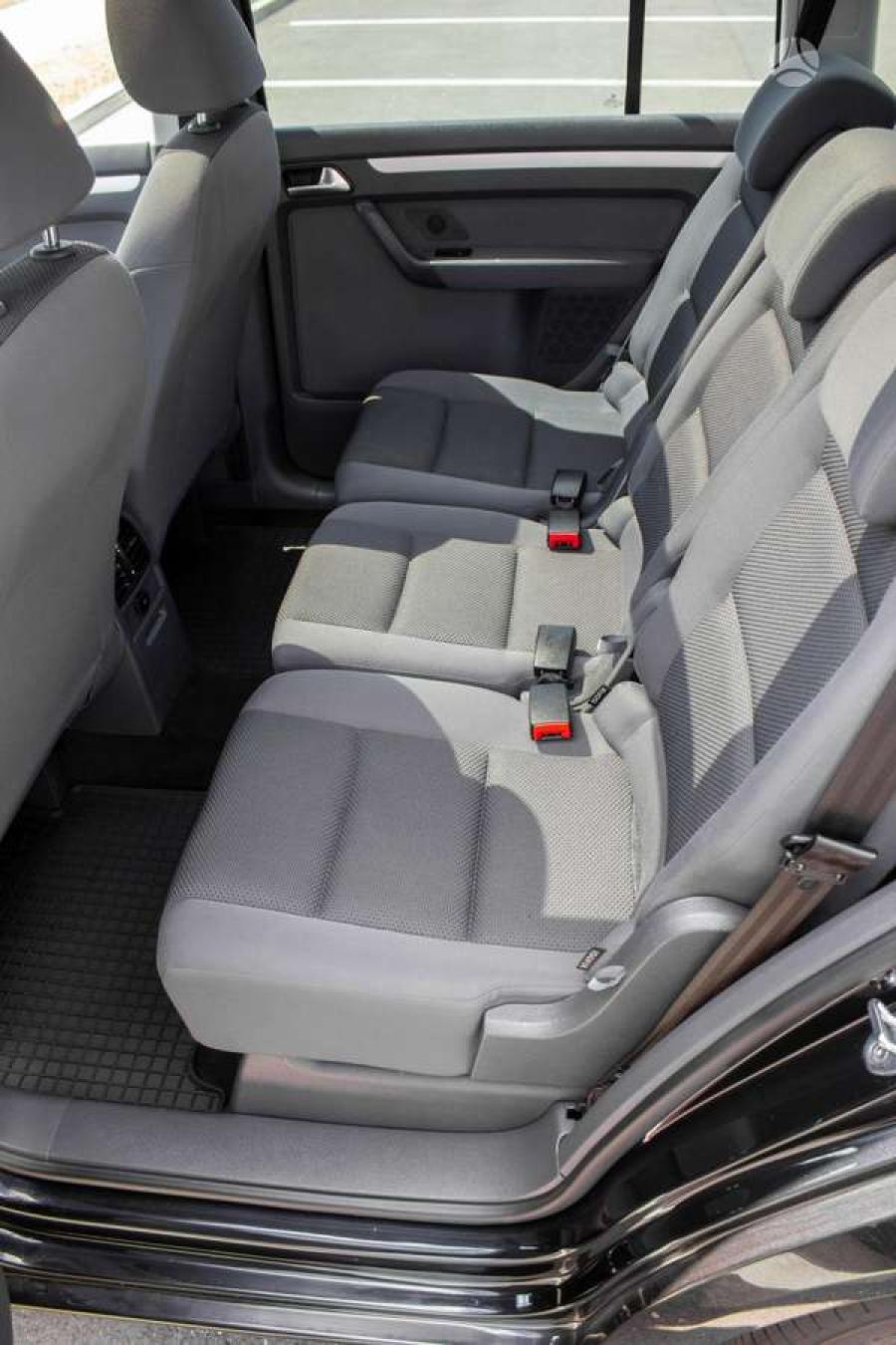 Melns Volkswagen Touran 2014 Kauņa, ar dzinēja tilpumu 1.60 L un nobraukumu 268 tūkst. km par 6200 €, foto 13 vietnē AUTOMOTO.COM.LV