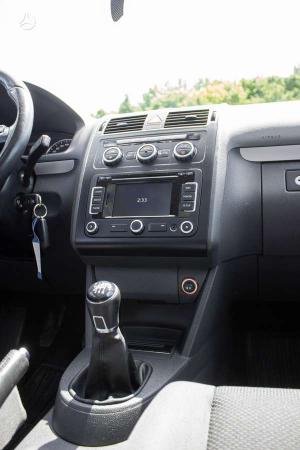 Melns Volkswagen Touran 2014 Kauņa, ar dzinēja tilpumu 1.60 L un nobraukumu 268 tūkst. km par 6200 €, foto 16 vietnē AUTOMOTO.COM.LV