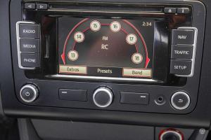 Melns Volkswagen Touran 2014 Kauņa, ar dzinēja tilpumu 1.60 L un nobraukumu 268 tūkst. km par 6200 €, foto 18 vietnē AUTOMOTO.COM.LV