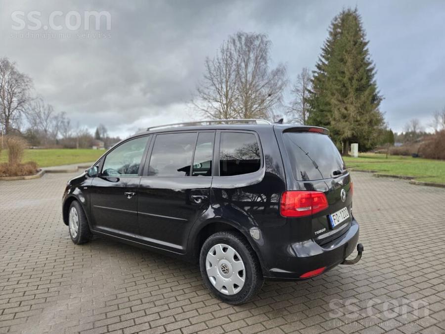 Black Volkswagen Touran 2014 in Ogre, with an engine capacity of 1.60 L and mileage of 365 thousand km for 8700 €, photo 3 on AUTOMOTO.COM.LV