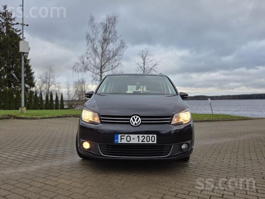 Black Volkswagen Touran 2014 in Ogre, with an engine capacity of 1.60 L and mileage of 365 thousand km for 8700 €, photo 4 on AUTOMOTO.COM.LV