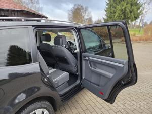 Black Volkswagen Touran 2014 in Ogre, with an engine capacity of 1.60 L and mileage of 365 thousand km for 8700 €, photo 6 on AUTOMOTO.COM.LV