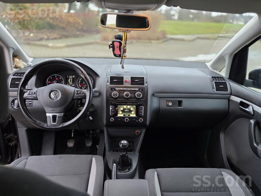 Black Volkswagen Touran 2014 in Ogre, with an engine capacity of 1.60 L and mileage of 365 thousand km for 8700 €, photo 10 on AUTOMOTO.COM.LV
