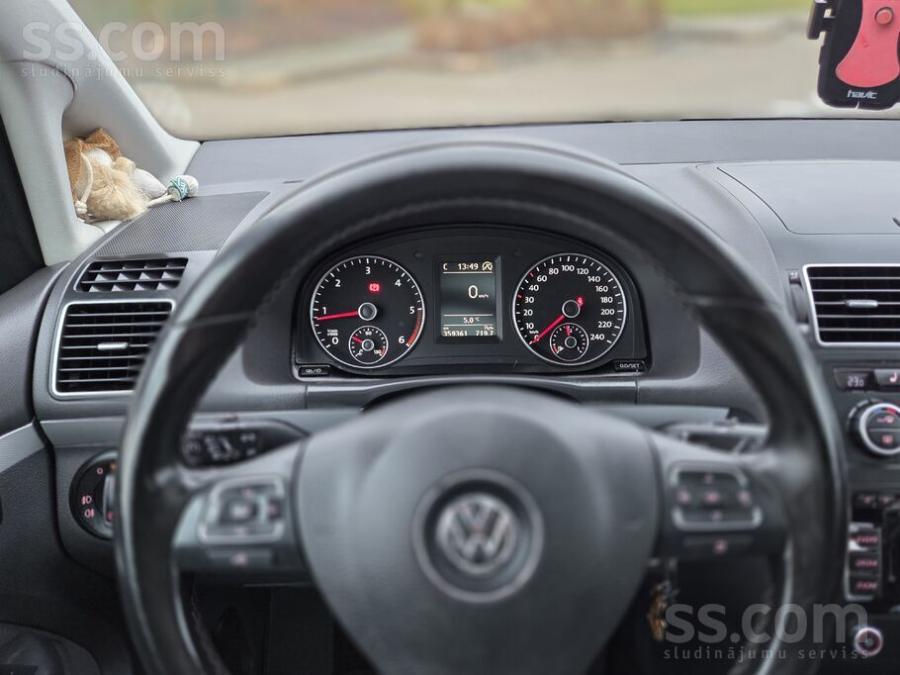 Black Volkswagen Touran 2014 in Ogre, with an engine capacity of 1.60 L and mileage of 365 thousand km for 8700 €, photo 11 on AUTOMOTO.COM.LV