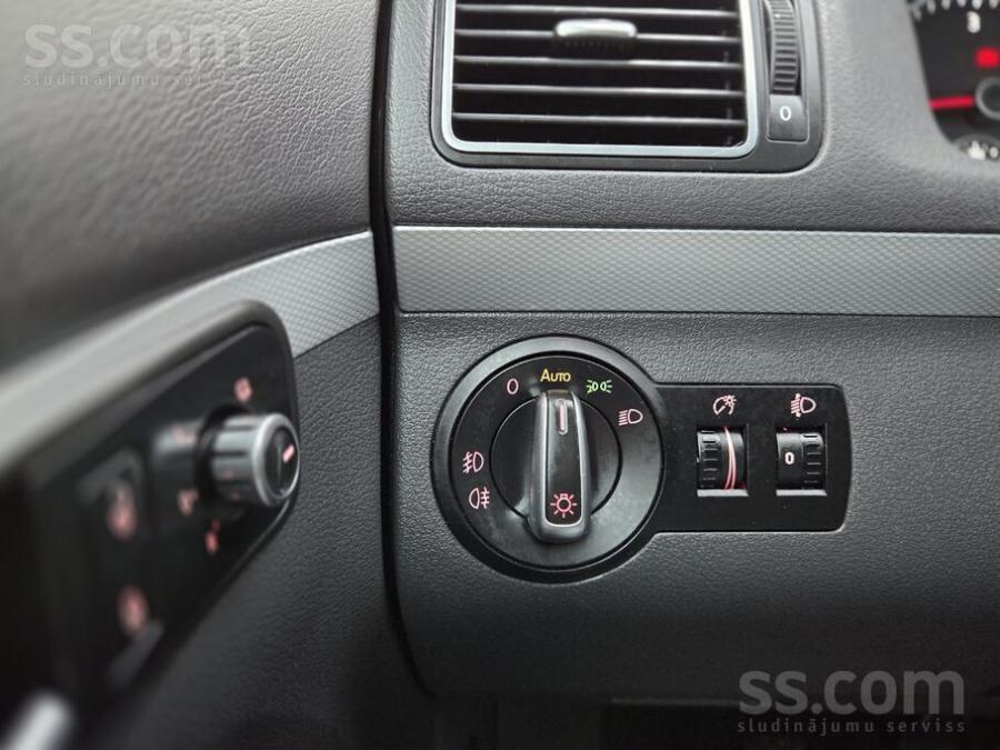 Black Volkswagen Touran 2014 in Ogre, with an engine capacity of 1.60 L and mileage of 365 thousand km for 8700 €, photo 13 on AUTOMOTO.COM.LV