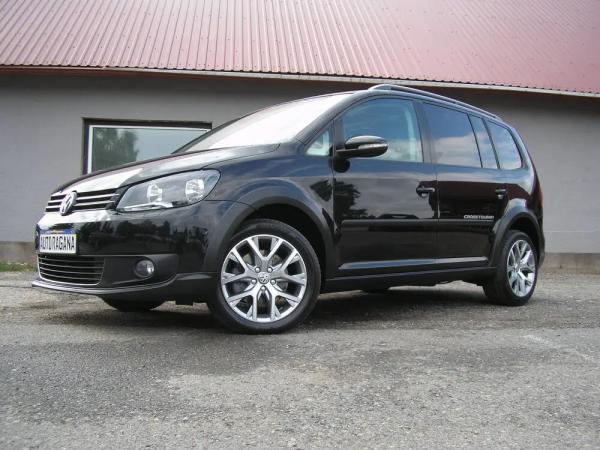 Black Volkswagen Touran 2014 in Sigulda, with an engine capacity of 2.00 L and mileage of 263 thousand km for 7750 €, photo 1 on AUTOMOTO.COM.LV