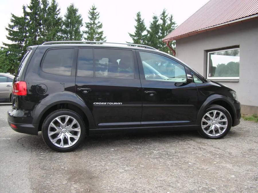 Melns Volkswagen Touran 2014 Sigulda, ar dzinēja tilpumu 2.00 L un nobraukumu 263 tūkst. km par 7750 €, foto 4 vietnē AUTOMOTO.COM.LV