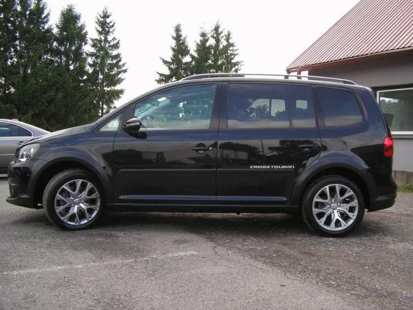 Black Volkswagen Touran 2014 in Sigulda, with an engine capacity of 2.00 L and mileage of 263 thousand km for 7750 €, photo 8 on AUTOMOTO.COM.LV