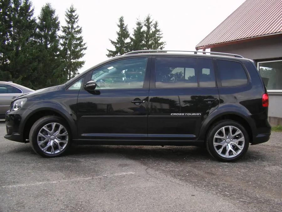 Melns Volkswagen Touran 2014 Sigulda, ar dzinēja tilpumu 2.00 L un nobraukumu 263 tūkst. km par 7750 €, foto 9 vietnē AUTOMOTO.COM.LV