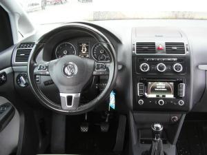 Melns Volkswagen Touran 2014 Sigulda, ar dzinēja tilpumu 2.00 L un nobraukumu 263 tūkst. km par 7750 €, foto 15 vietnē AUTOMOTO.COM.LV