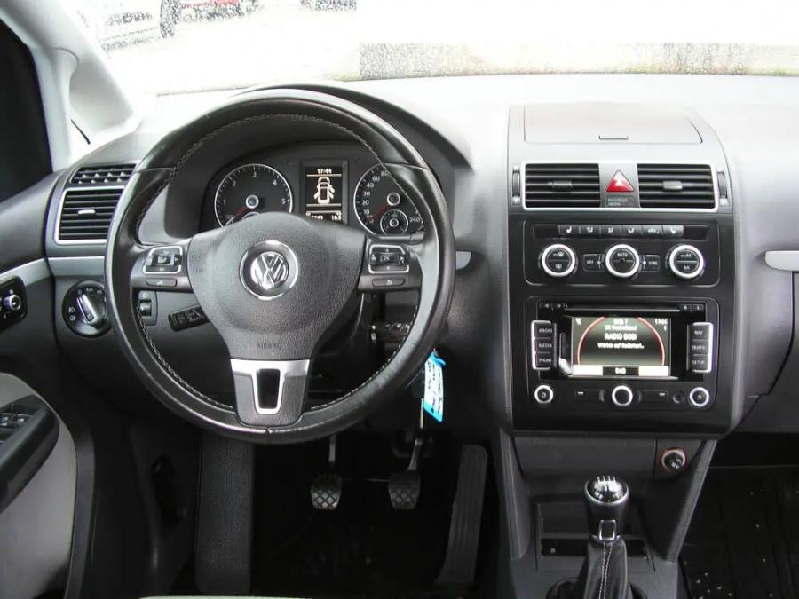 Melns Volkswagen Touran 2014 Sigulda, ar dzinēja tilpumu 2.00 L un nobraukumu 263 tūkst. km par 7750 €, foto 15 vietnē AUTOMOTO.COM.LV