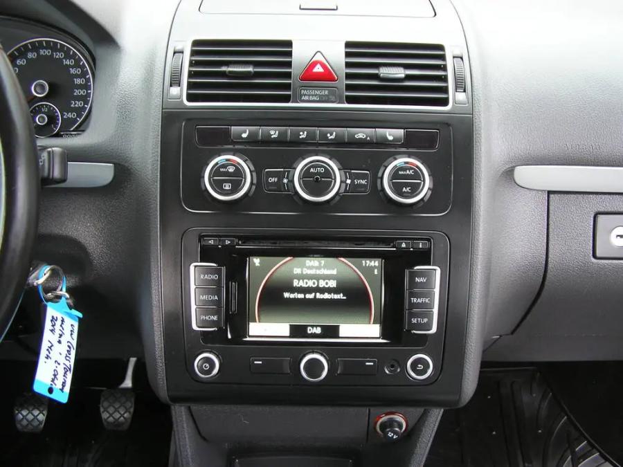 Melns Volkswagen Touran 2014 Sigulda, ar dzinēja tilpumu 2.00 L un nobraukumu 263 tūkst. km par 7750 €, foto 16 vietnē AUTOMOTO.COM.LV