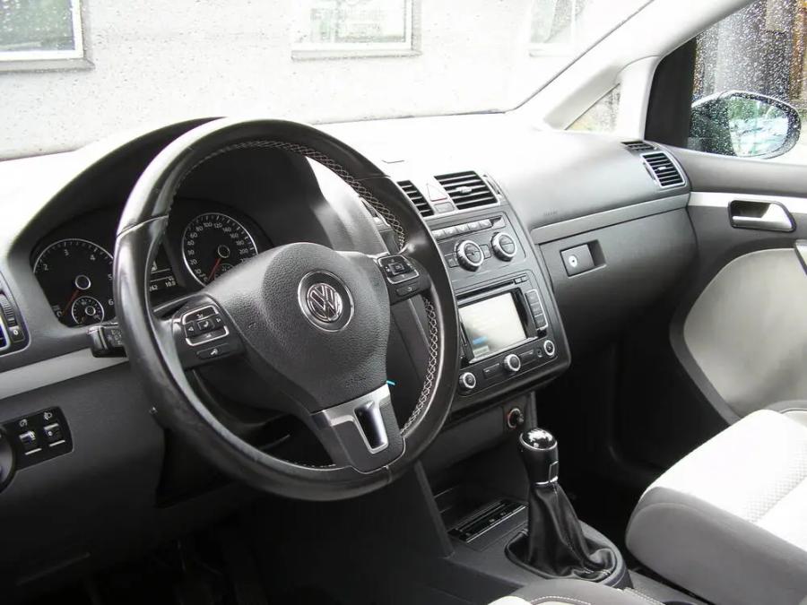 Melns Volkswagen Touran 2014 Sigulda, ar dzinēja tilpumu 2.00 L un nobraukumu 263 tūkst. km par 7750 €, foto 18 vietnē AUTOMOTO.COM.LV