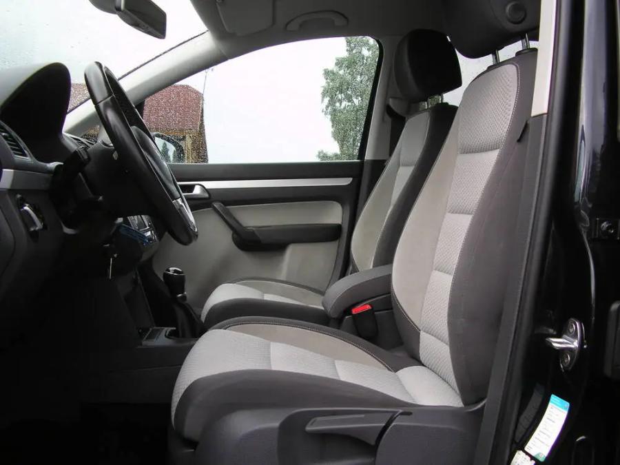 Melns Volkswagen Touran 2014 Sigulda, ar dzinēja tilpumu 2.00 L un nobraukumu 263 tūkst. km par 7750 €, foto 19 vietnē AUTOMOTO.COM.LV