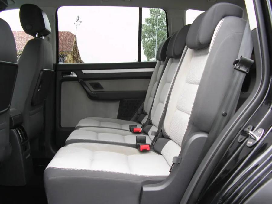 Melns Volkswagen Touran 2014 Sigulda, ar dzinēja tilpumu 2.00 L un nobraukumu 263 tūkst. km par 7750 €, foto 20 vietnē AUTOMOTO.COM.LV