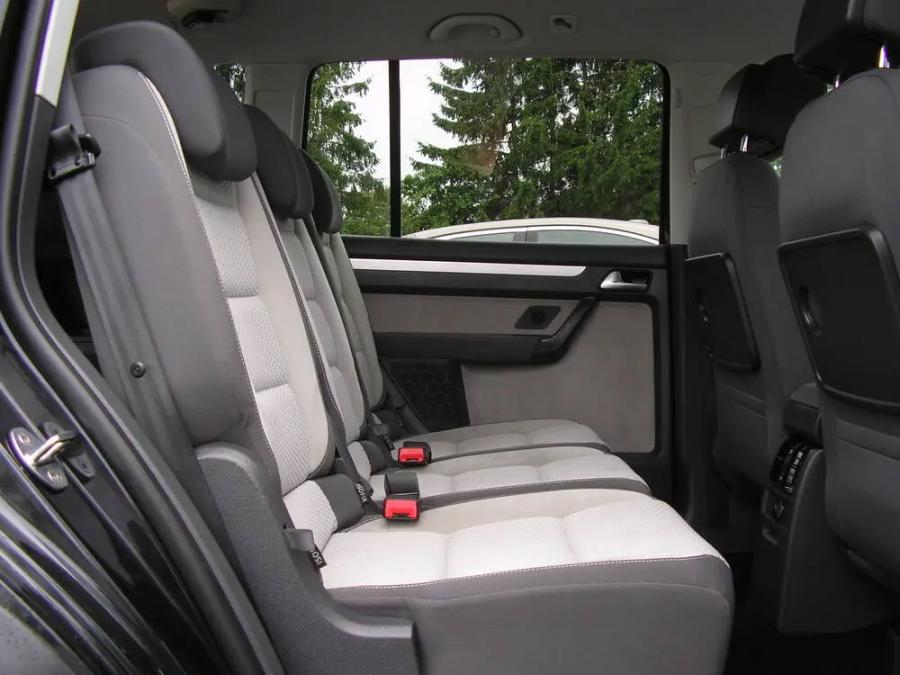 Melns Volkswagen Touran 2014 Sigulda, ar dzinēja tilpumu 2.00 L un nobraukumu 263 tūkst. km par 7750 €, foto 26 vietnē AUTOMOTO.COM.LV