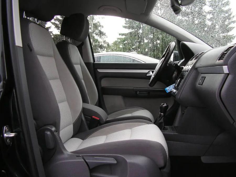 Melns Volkswagen Touran 2014 Sigulda, ar dzinēja tilpumu 2.00 L un nobraukumu 263 tūkst. km par 7750 €, foto 27 vietnē AUTOMOTO.COM.LV